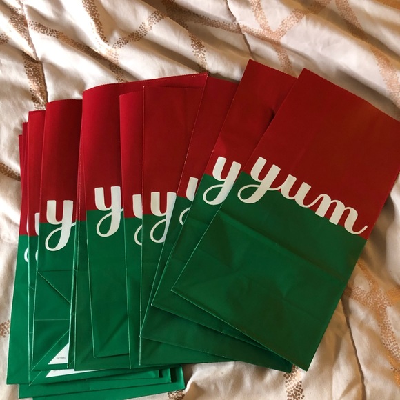Hallmark | Party Supplies | Hallmark Red And Green Yum Gift Bags 4 ...